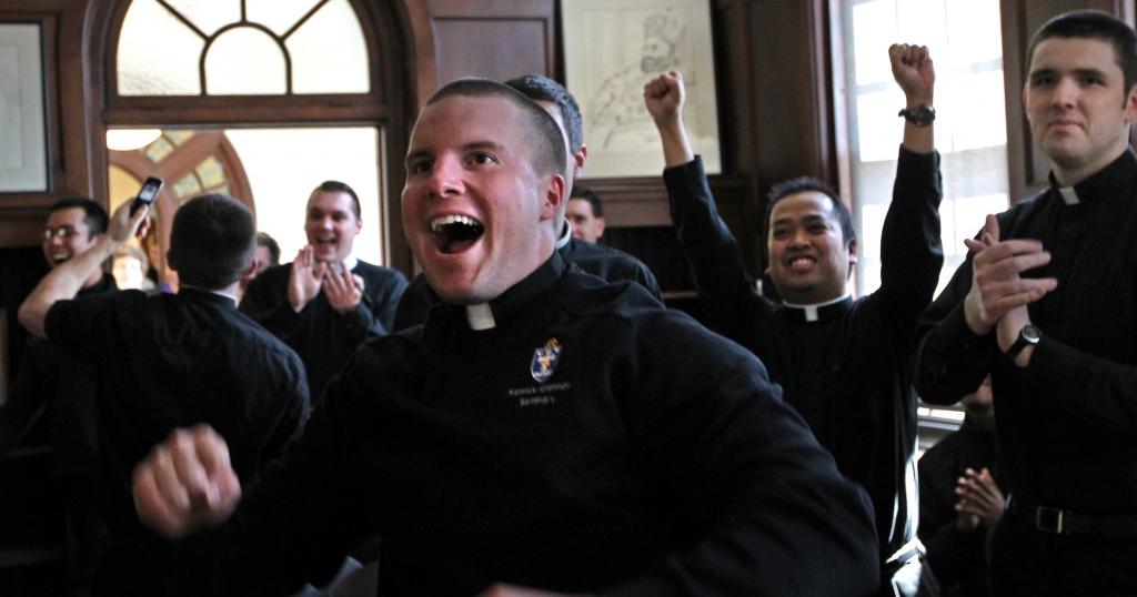 St. Louis faithful cheer selection of Pope Francis