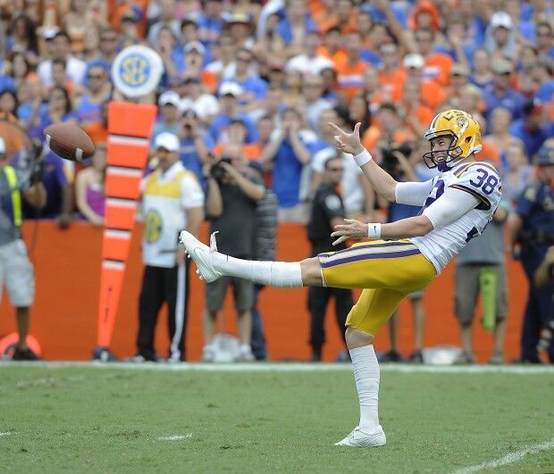 Punter from Australia has big leg, but baggage
