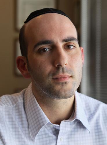 Headline identifying con artist's faith draws fire