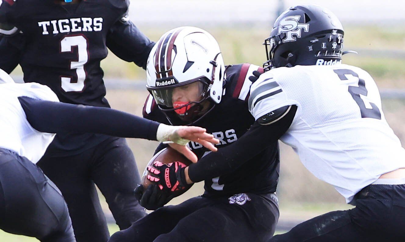 Class 1A football first-round playoff: Dupo 28, Catlin Salt Fork 7