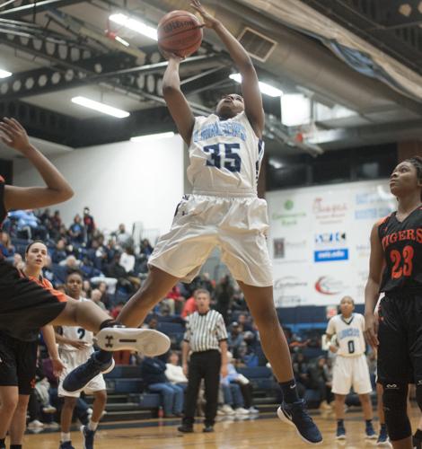 Edwardsville moves to 20-0 with win at Belleville East