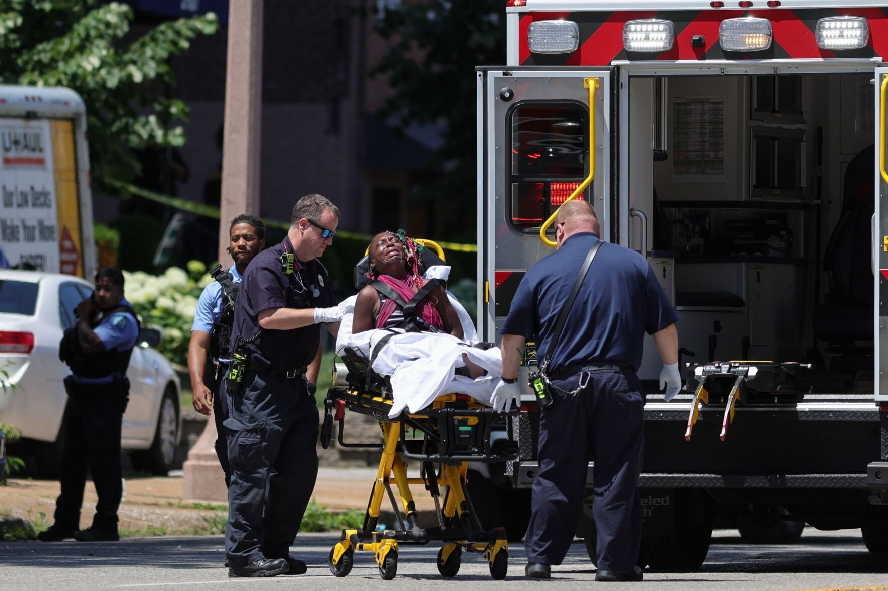 St. Louis police respond to woman barricaded in car near South Grand ...