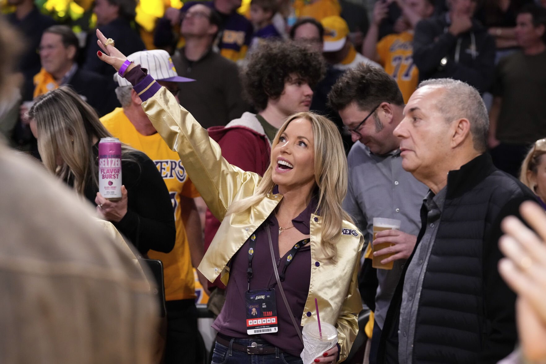 AP source: Buss family to sell controlling stake in Lakers