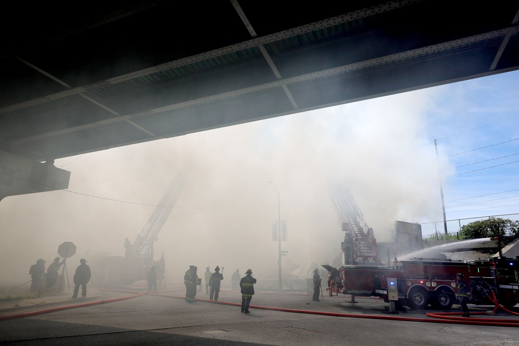 Smoke from warehouse fire in Midtown clogs highway traffic