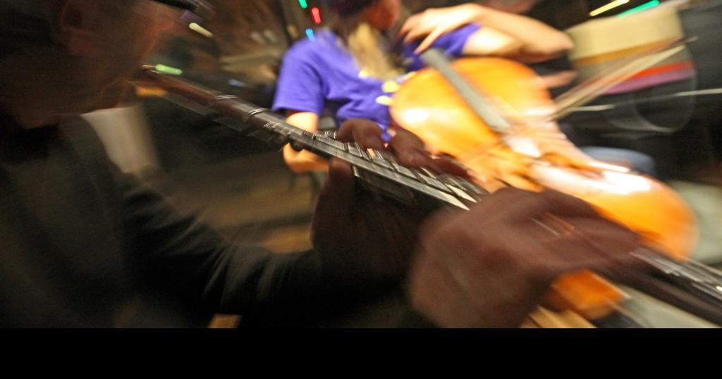 Back-to-back concerts show differences between 2 new music groups