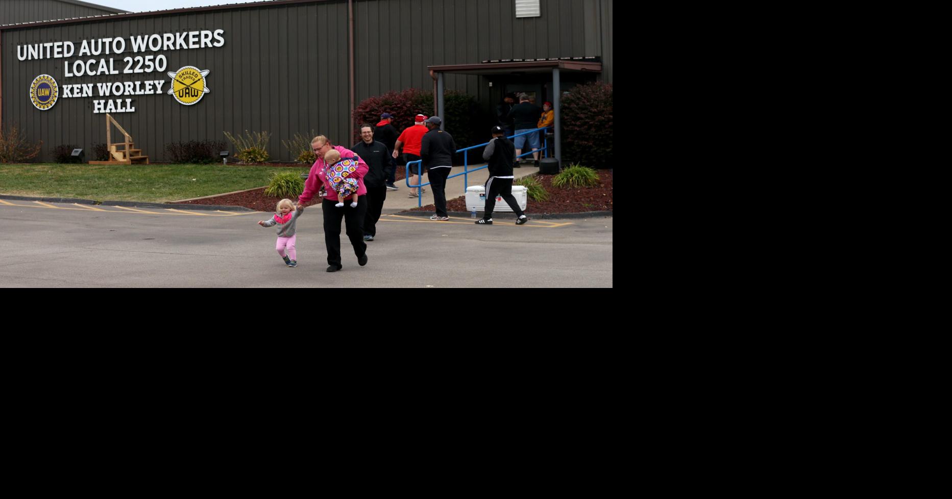 Photos: UAW Local 2250 members vote on new contract