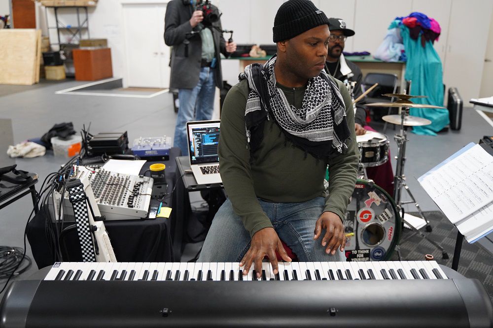 Metro Theater Company presents a rock 'n' roll ‘Alice in Wonderland ...