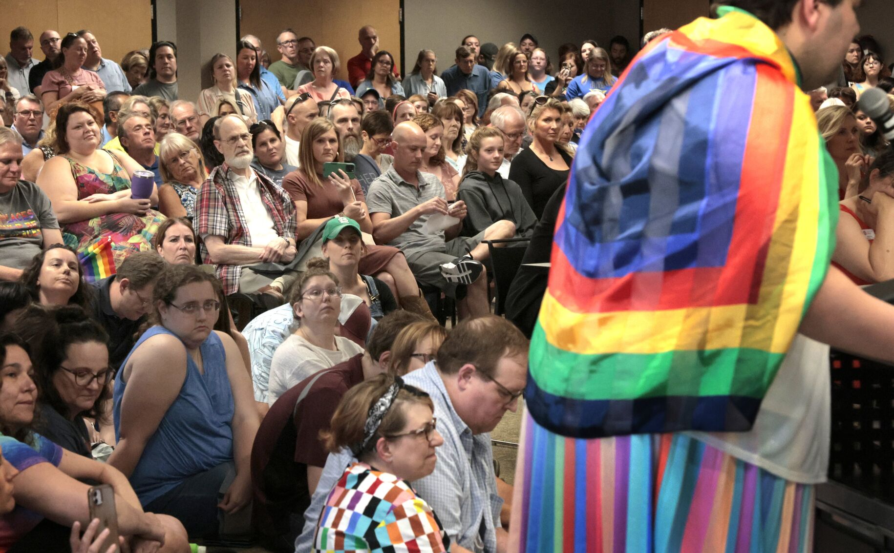 More than 350 people pack St. Charles library meeting in fight over ...