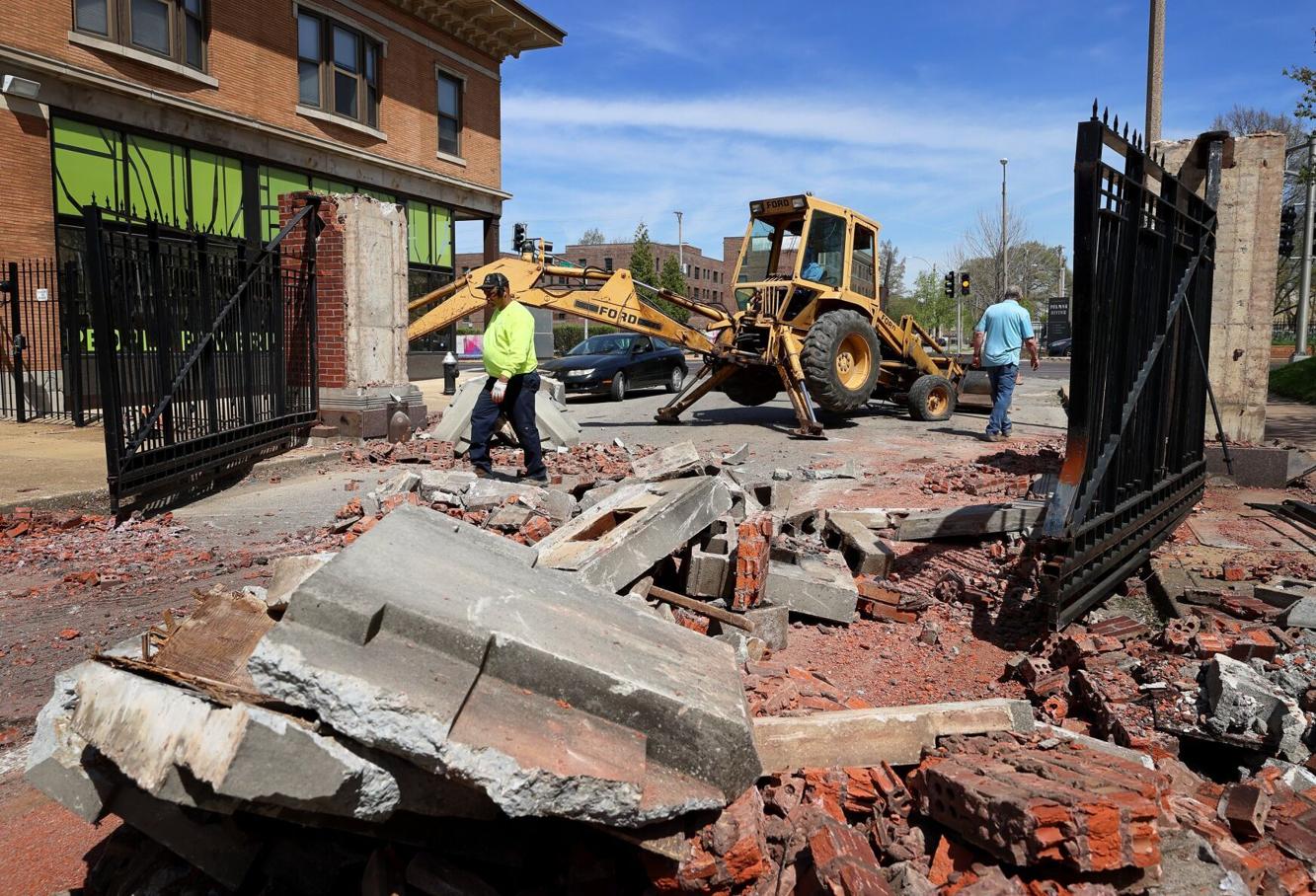 St. Louis tears down the DeBaliviere Place gate, a symbol of the ...