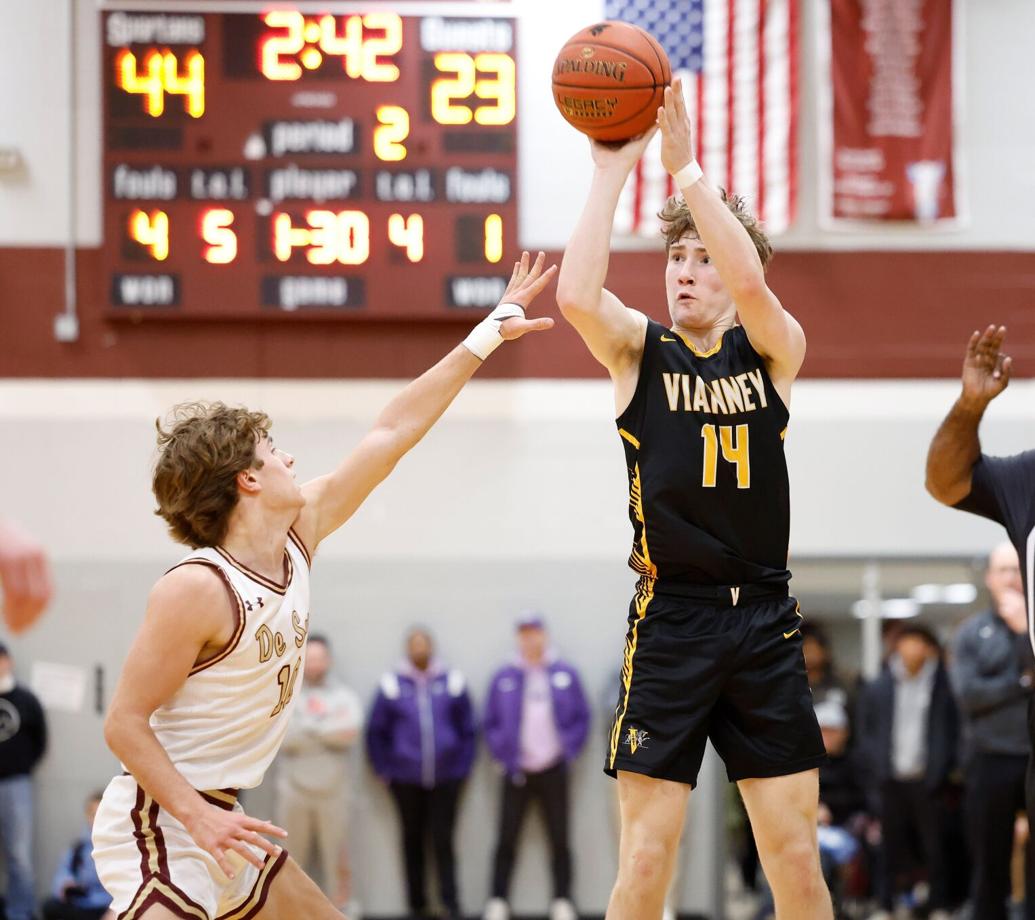 De Smet knocks down 20 3-pointers in rout of MCC rival Vianney