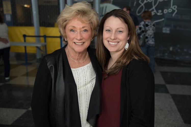 Barry Manilow is a class act in straightforward Scottrade Center concert