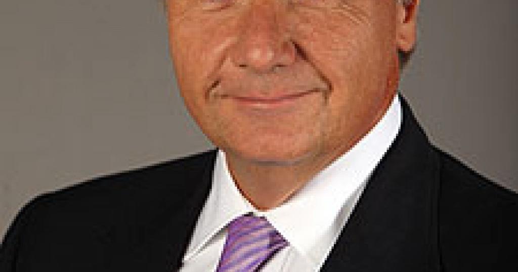 KMOV reporter Matt Sczesny punched by stranger while on the job