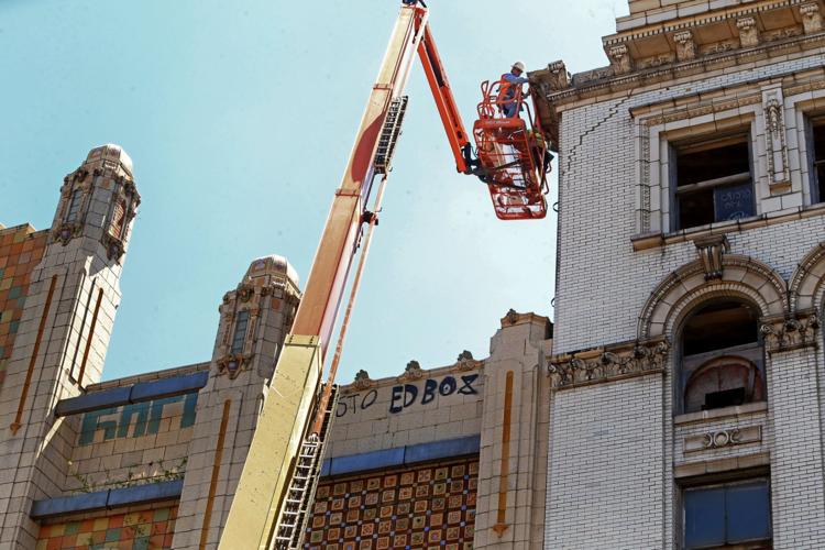 Landmark Murphy Building in East St. Louis being demolished
