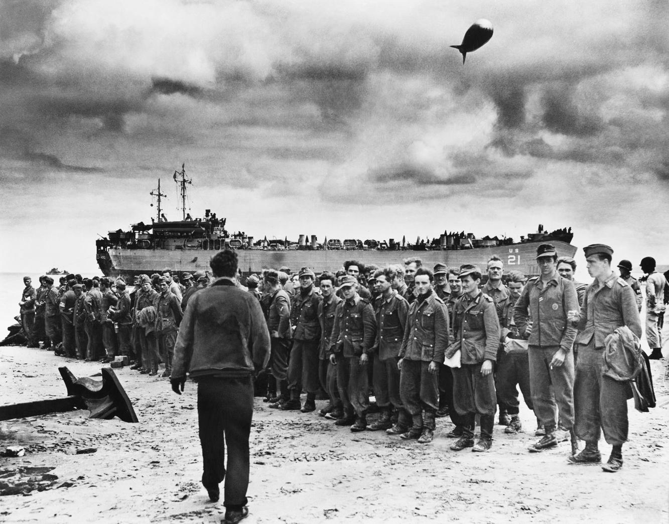 Why are these girls crying? 18 iconic photos that were taken on Aug. 18