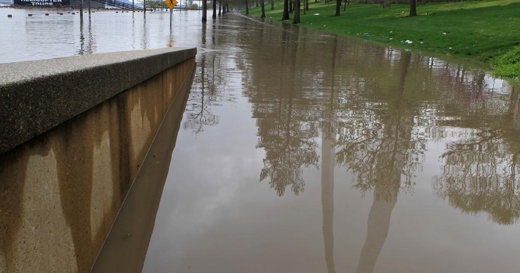 Mississippi River cresting near St. Louis, falling in Clarksville and ...