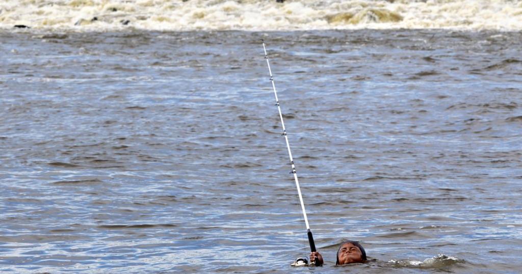 Low water brings out fishermen to Chouteau Island