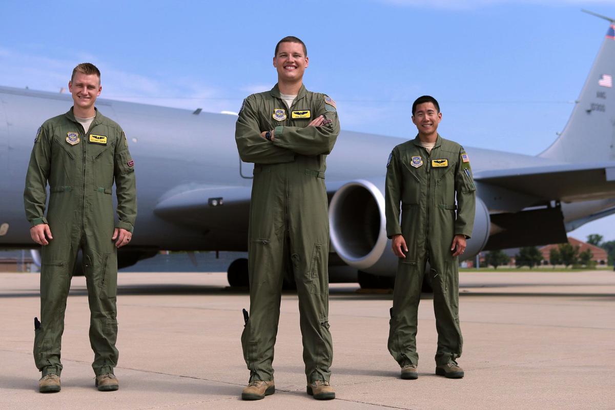 Scott AFB tanker crew gets national award for leading crippled fighter ...