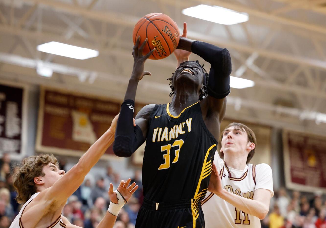 De Smet knocks down 20 3-pointers in rout of MCC rival Vianney