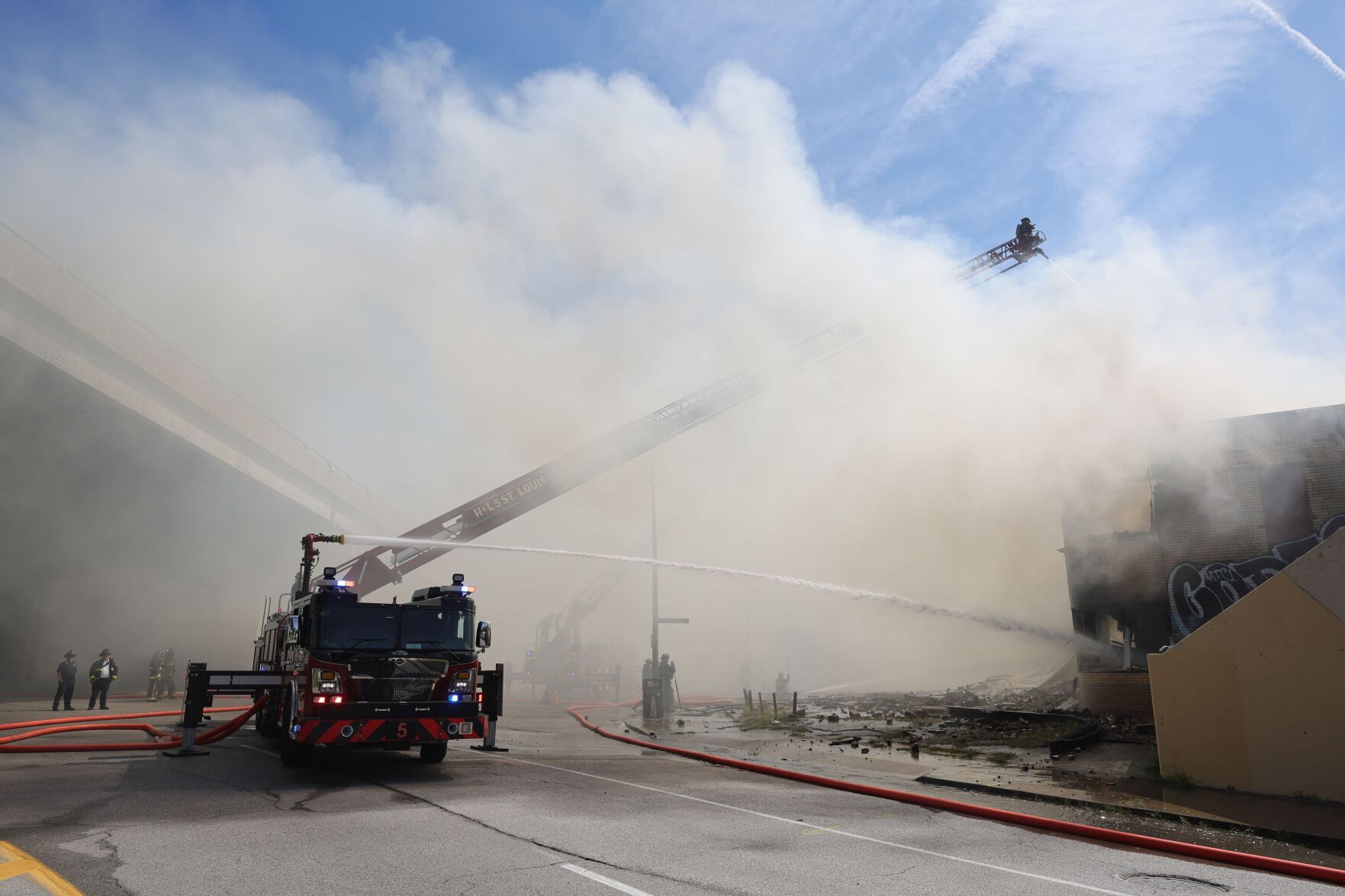 Smoke from warehouse fire in Midtown clogs highway traffic