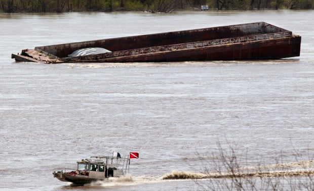 Oil spills into Mississippi River after barges break loose