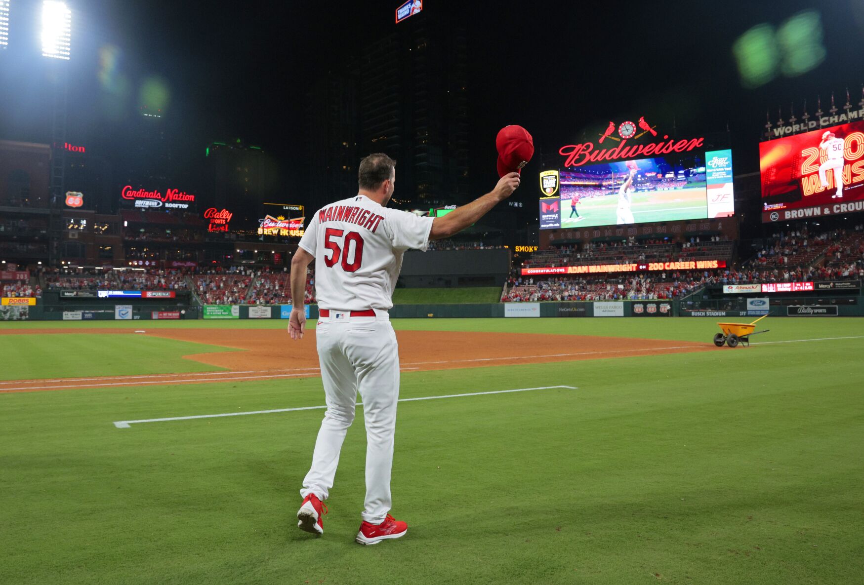 Adam Wainwright's 200th win was highly emotional for Cardinals catcher ...