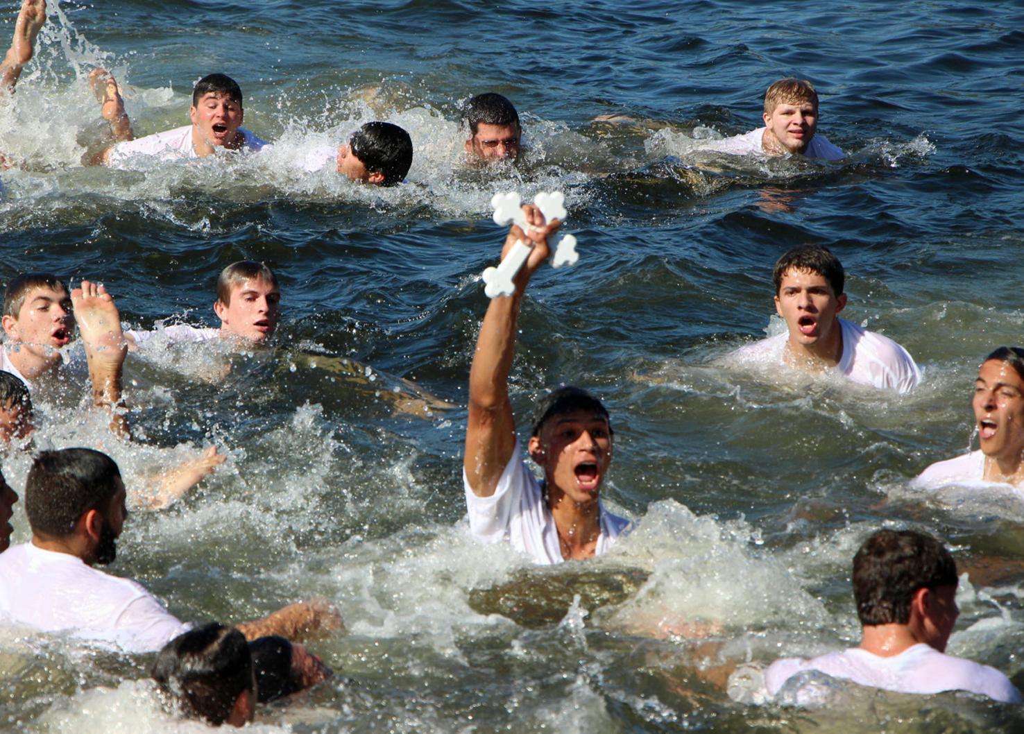 Tarpon High senior retrieves cross at Epiphany rites | News ...