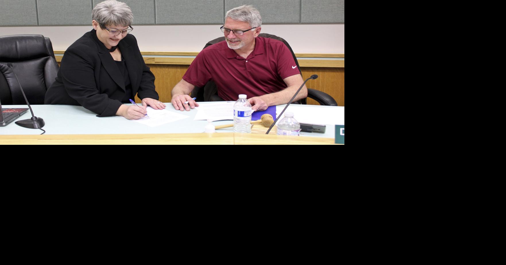 Elizabeth Alba signs contract for City Manager | Community ...