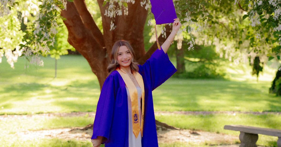 Lizbeth Morales | Graduation | sunnysidesun.com
