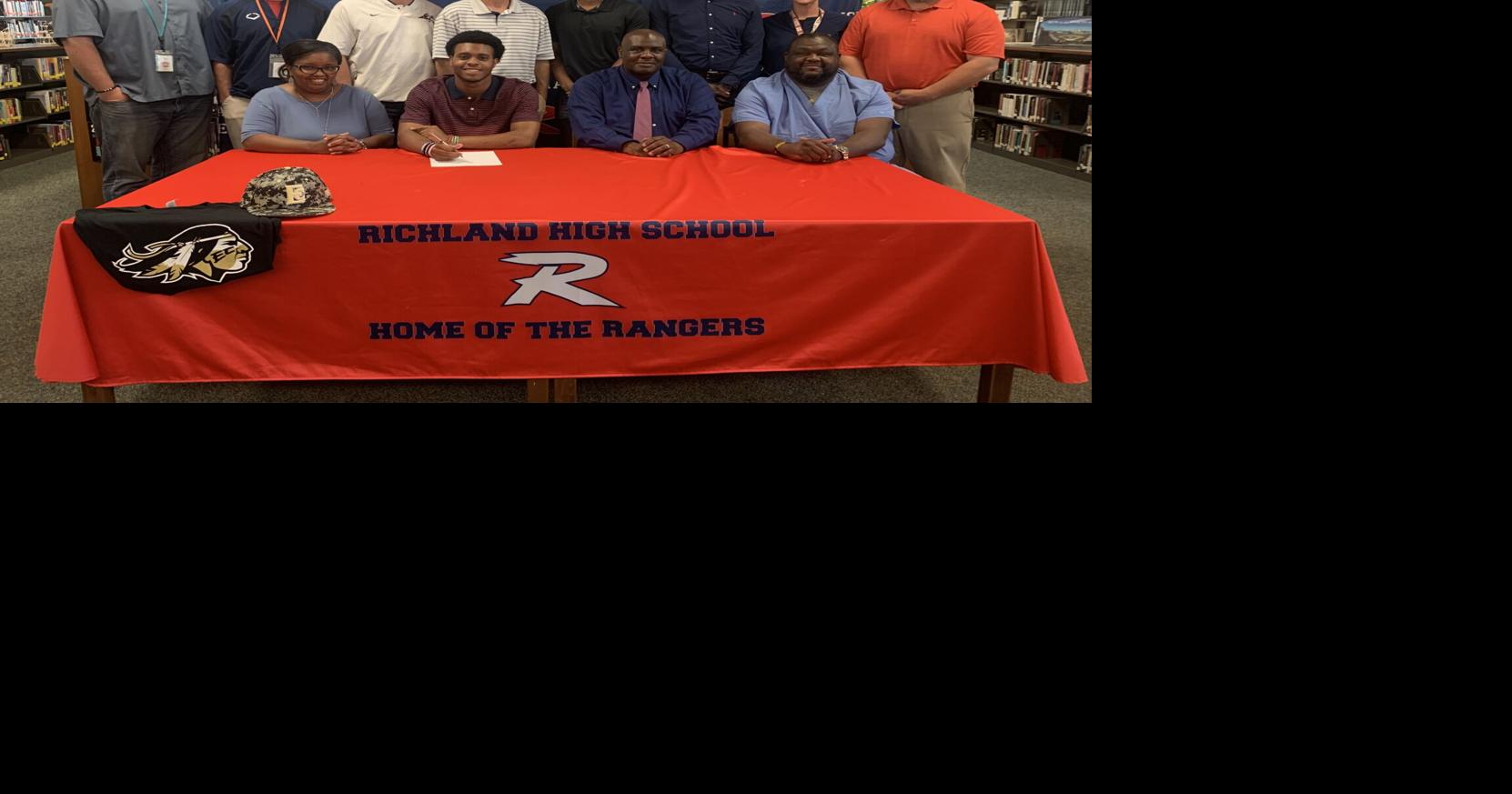 RICHLAND STUDENTS SIGN WITH HINDS | News | swrankinnews.com