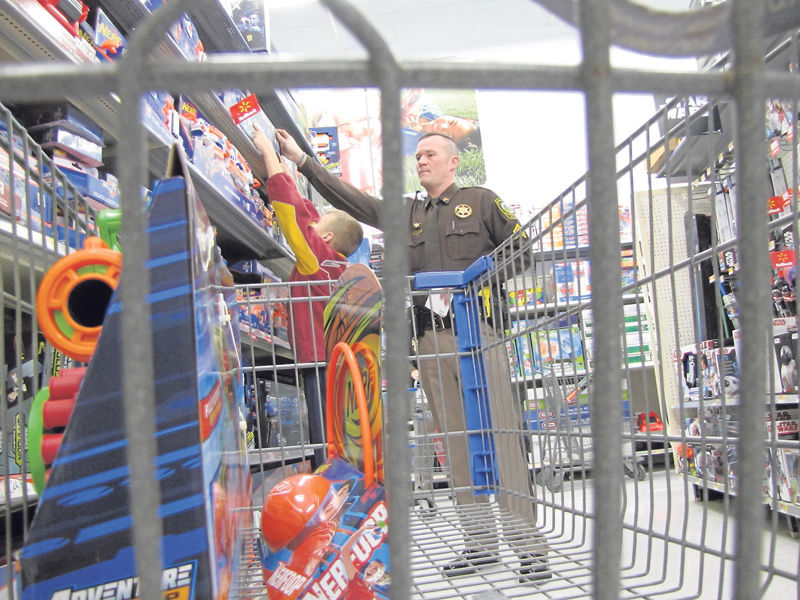 Cops bring Christmas cheer to Wythe families