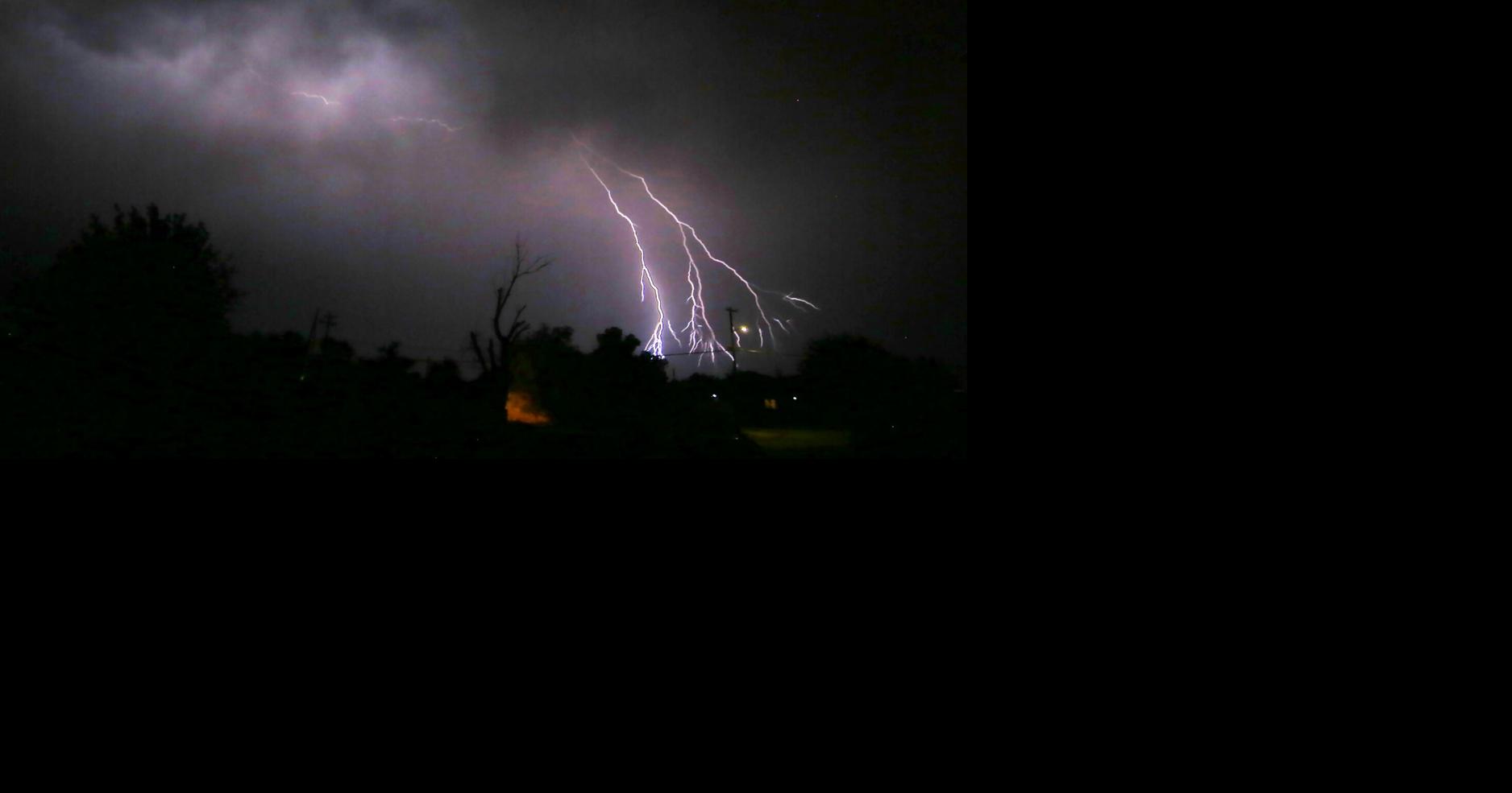 Monday night's lightning show | Photo Galleries | taftmidwaydriller.com