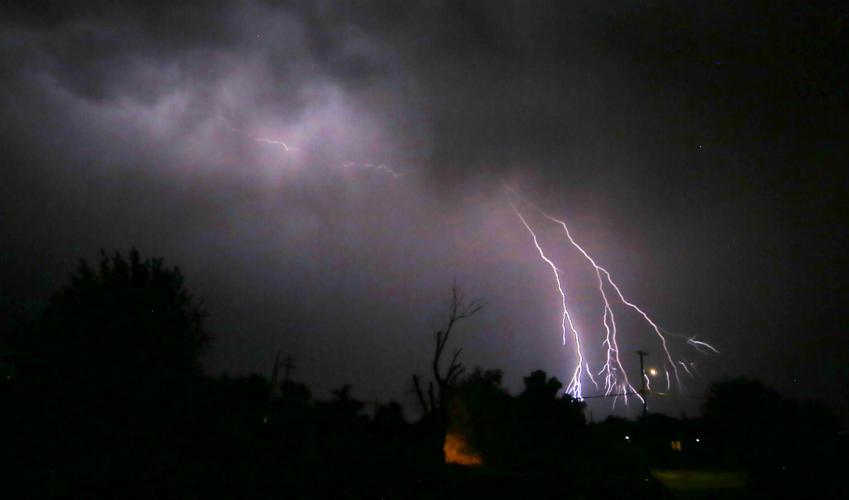 Monday night's lightning show | Photo Galleries | taftmidwaydriller.com
