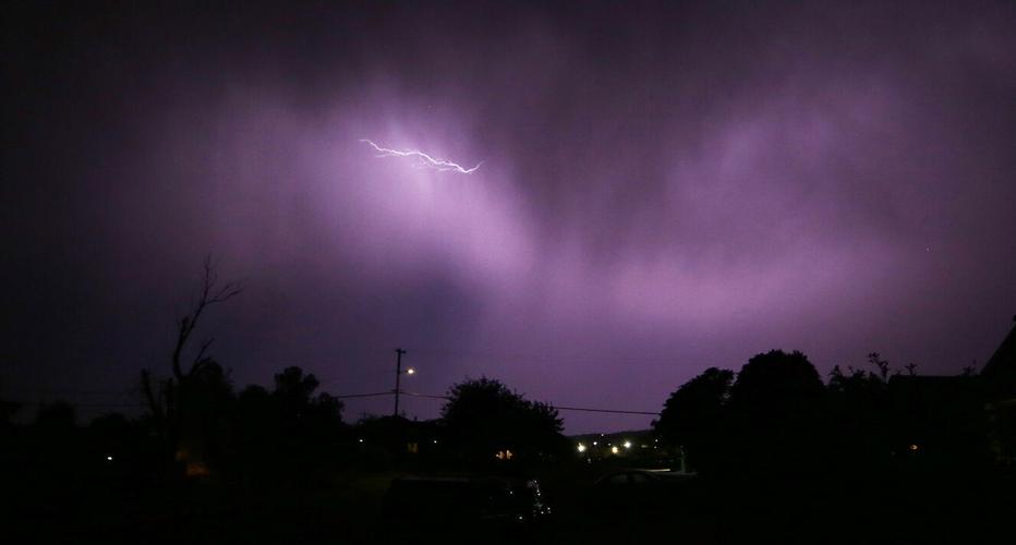 Monday night's lightning show | Photo Galleries | taftmidwaydriller.com