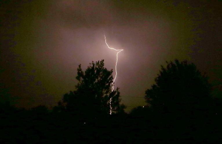 Monday night's lightning show | Photo Galleries | taftmidwaydriller.com