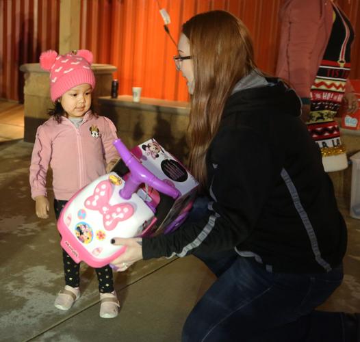 Taft Police toy giveaway | Multimedia | taftmidwaydriller.com