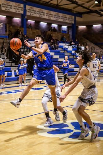 Peñasco pulls through in the fourth against Questa | Sports | taosnews.com