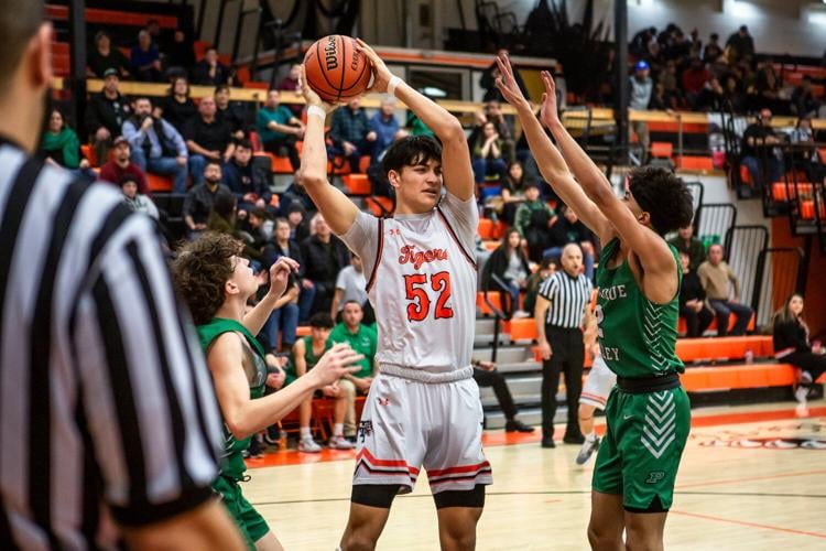 Tigers win overtime thriller against Pojoaque | Sports | taosnews.com