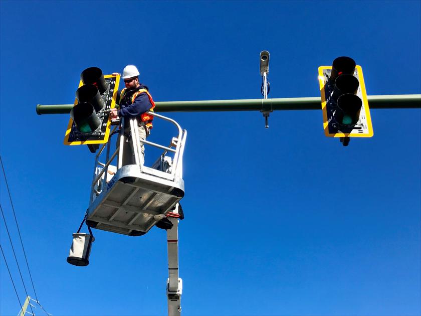 Traffic lights get backplates with reflective borders | Pinellas County ...
