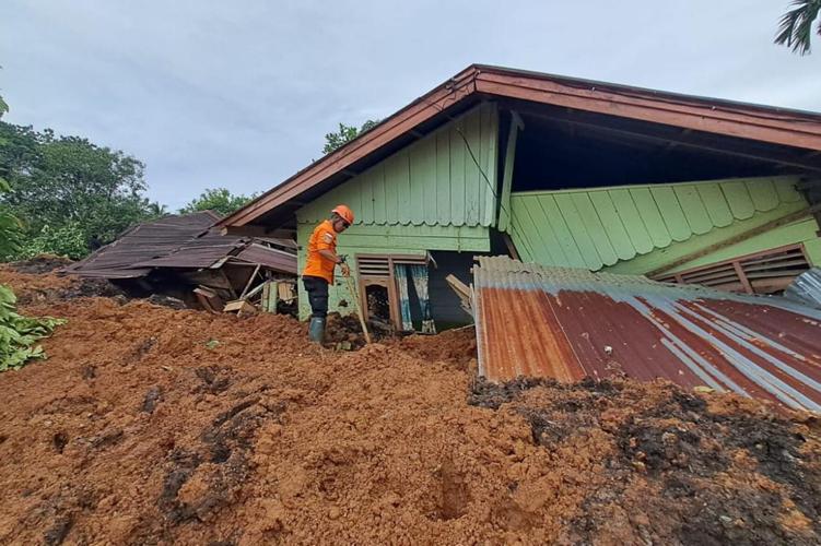 Indonesian rescuers search for survivors as the death toll from floods ...