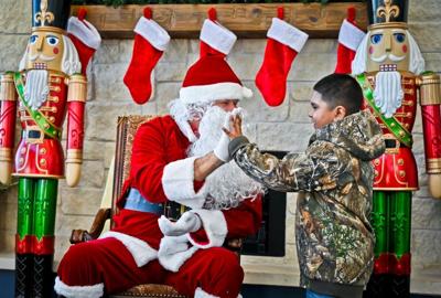 Santa Send-Off: St. Nick meets with kids before flying from Temple’s ...
