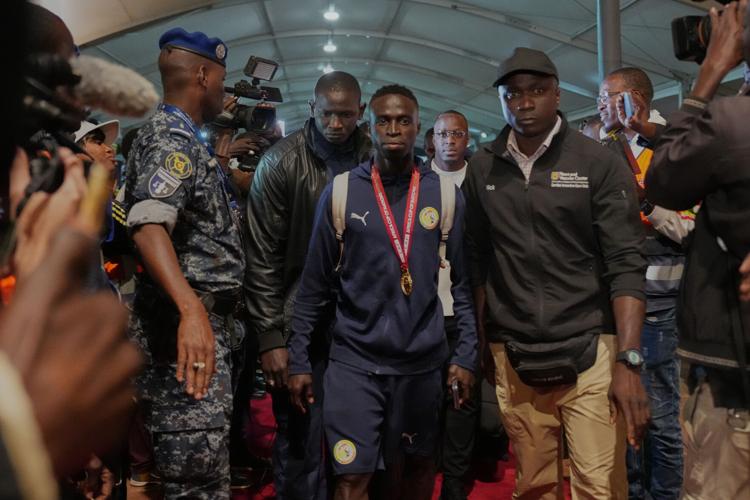 Senegal President greets team as triumphant players receive heroes ...
