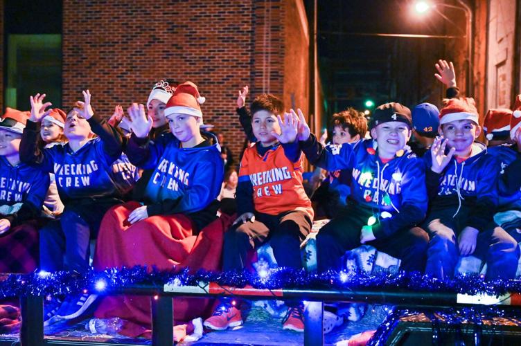 Family tradition: Residents fill city sidewalks for Temple Christmas ...