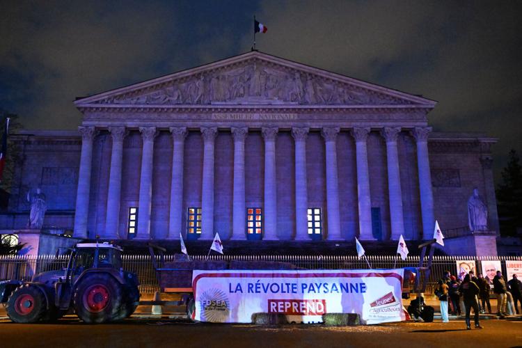 French farmers drive 350 tractors to Parliament to protest low incomes ...