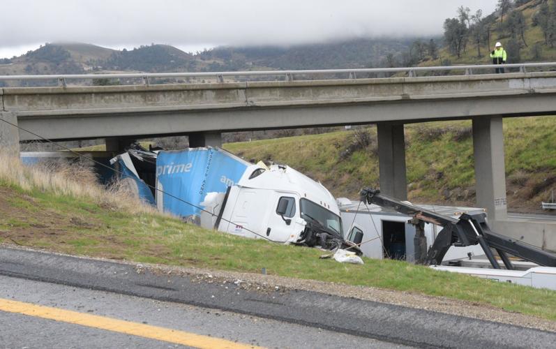 Semi truck accident stalls traffic on Highway 58 | News | tehachapinews.com