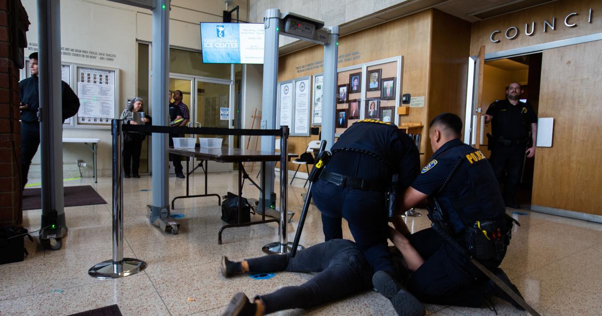Bakersfield police make arrests at City Hall amid pro-Palestinian ... Bakersfield police make arrests at City Hall amid pro-Palestinian ...