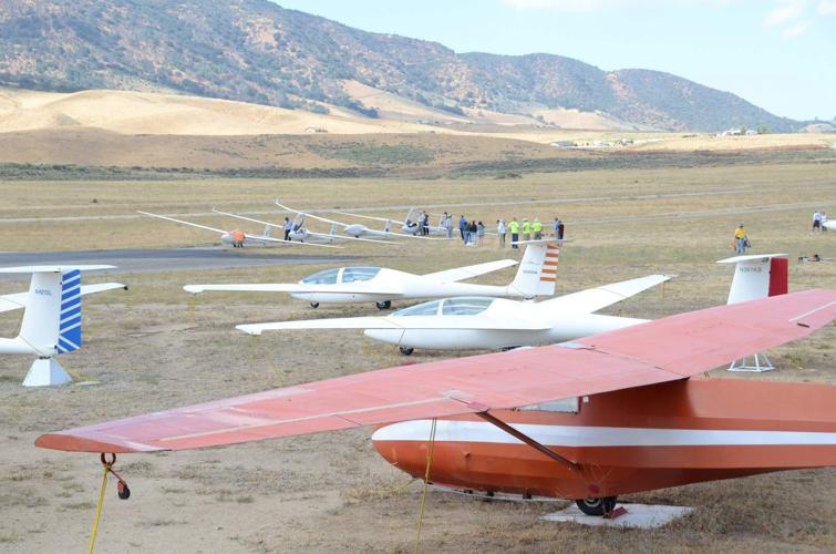 PHOTO GALLERY: Gliding through Tehachapi's skies during the Dust Devil ...