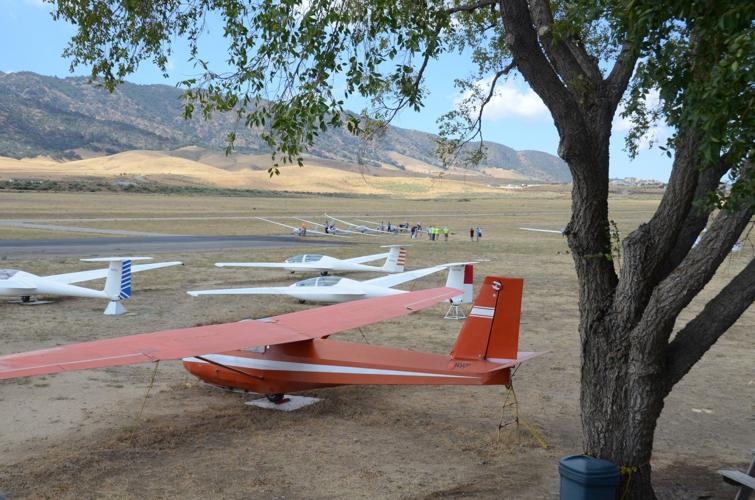 PHOTO GALLERY: Gliding through Tehachapi's skies during the Dust Devil ...