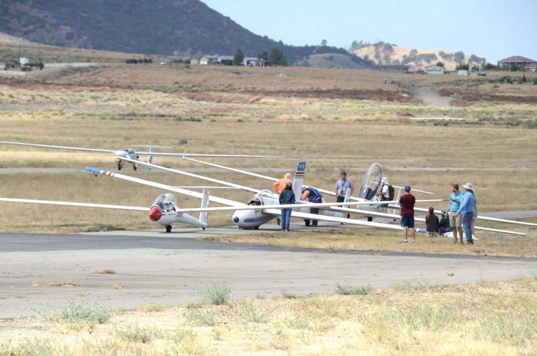 PHOTO GALLERY: Gliding through Tehachapi's skies during the Dust Devil ...