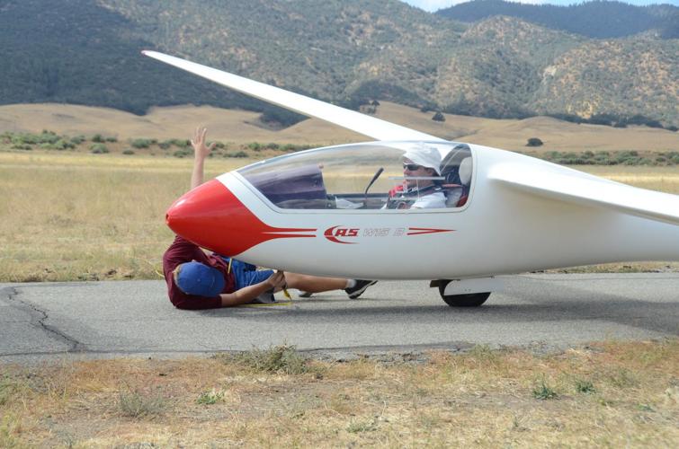 PHOTO GALLERY: Gliding through Tehachapi's skies during the Dust Devil ...