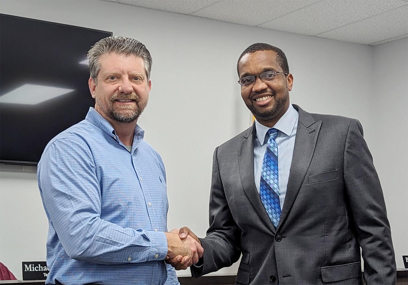 East Kern air district board welcomes new air pollution control officer ...